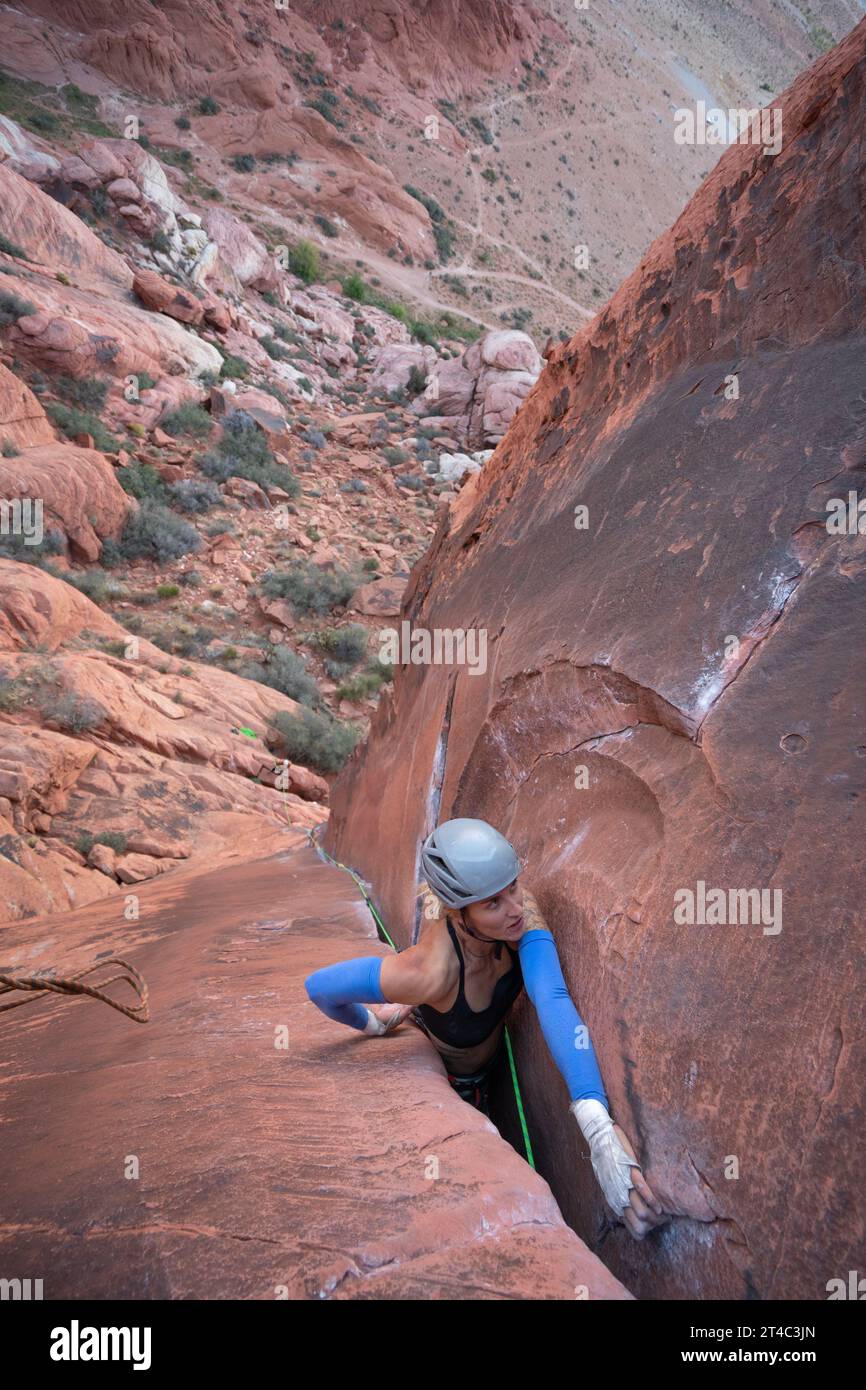 Offwidth climbing hi-res stock photography and images - Alamy