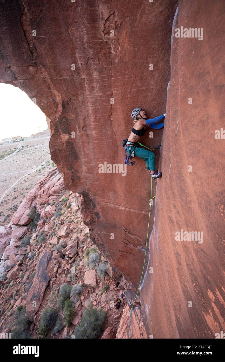 Desert rock climbing hi-res stock photography and images - Alamy