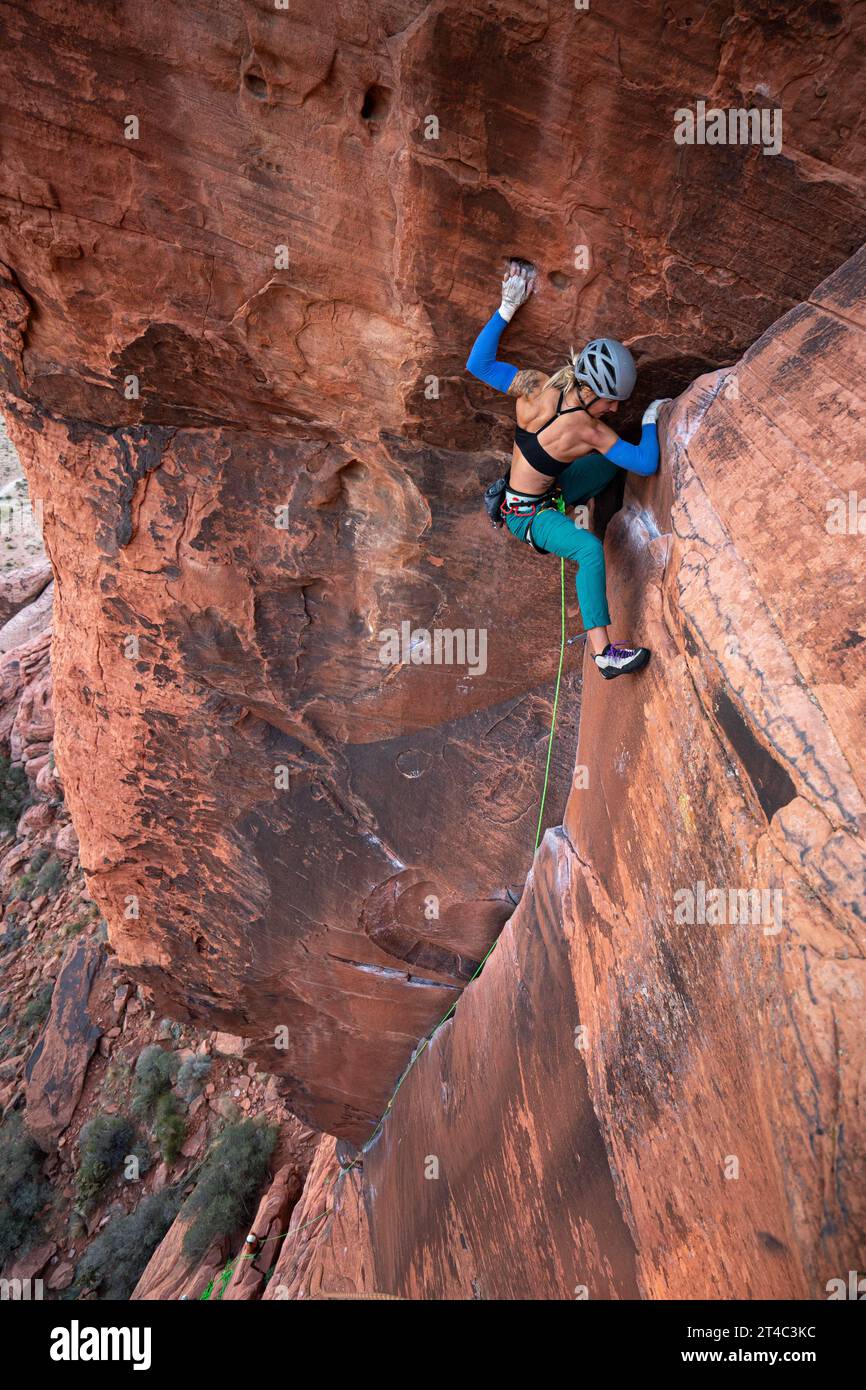 Desert Rock Climbing Woman Near Las Vegas Stock Photo - Alamy