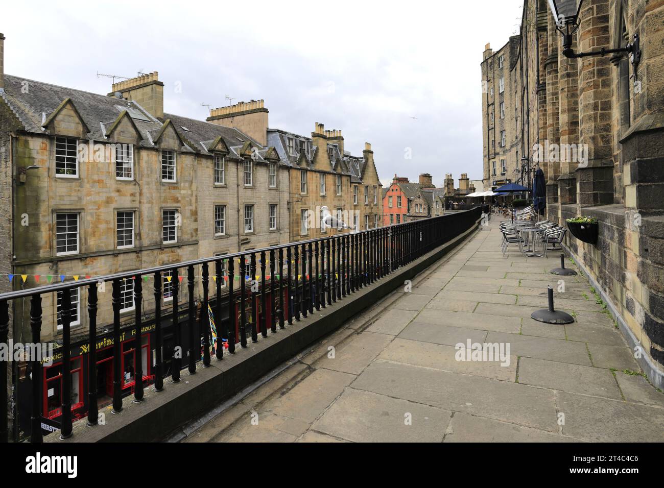 Edinburgh cobbled streets hi-res stock photography and images - Alamy