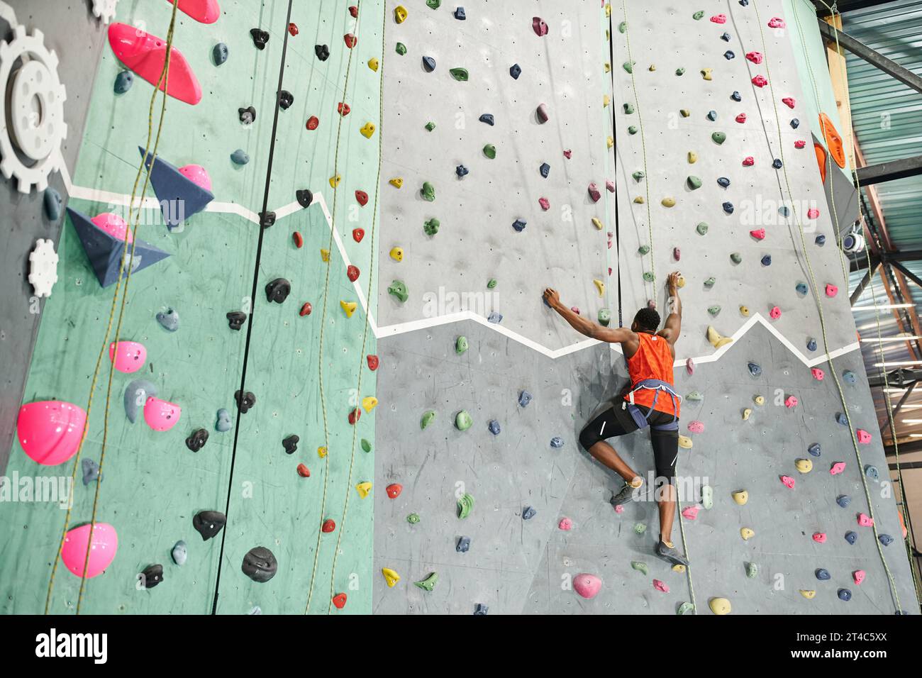 Muscular adult man climbing rocks hi-res stock photography and images ...