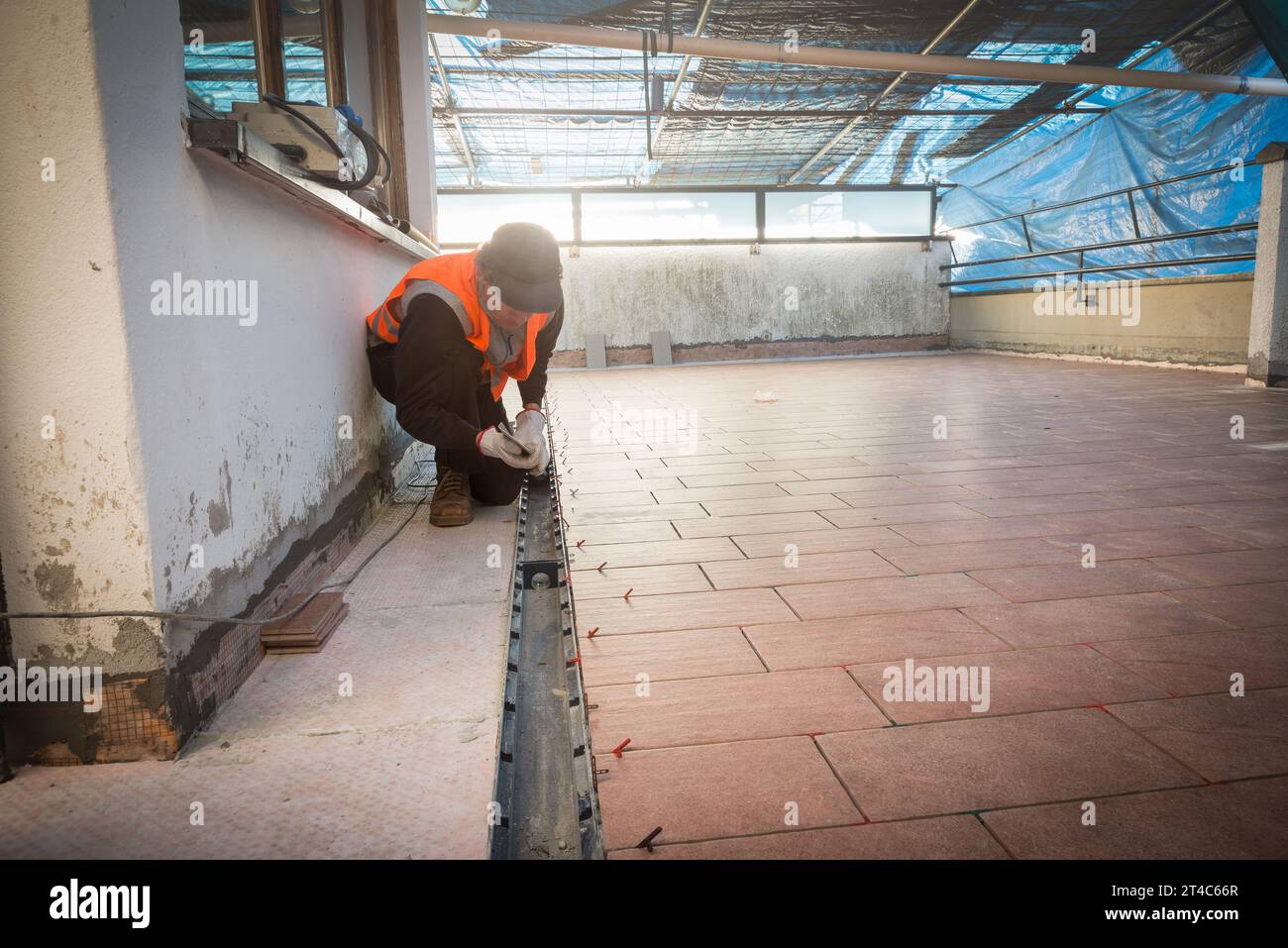 Renovation of the flooring of a terrace which also functions as a roof ...