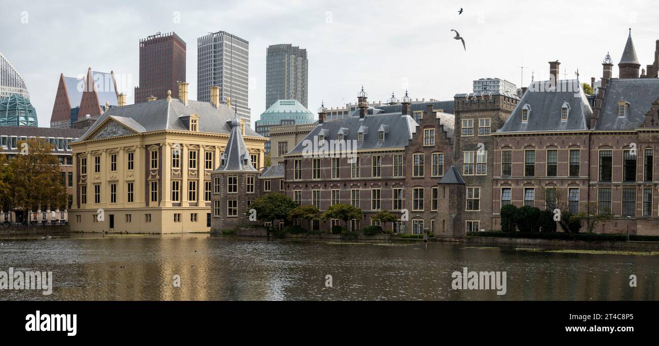 Binnenhof Palace in The Hague beside the Hohvijfer canal. Netherlands ...