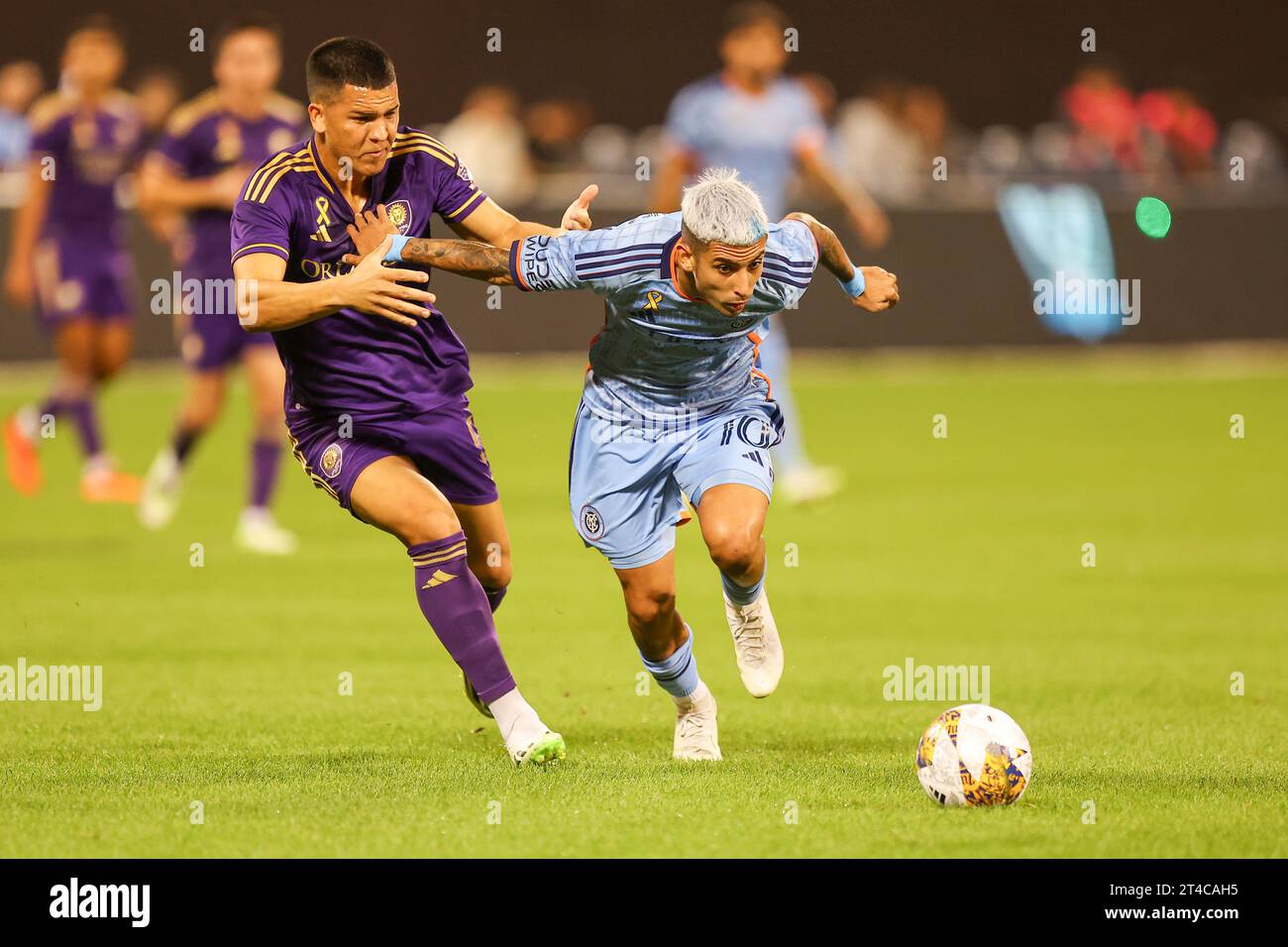New York City FC forward Santiago Rodríguez (10) fights for position ...