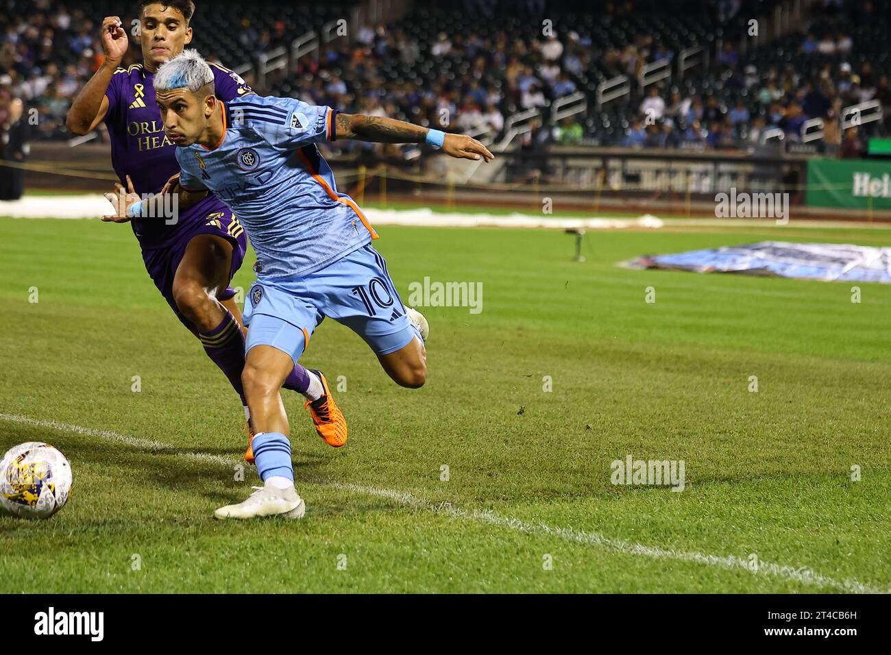New York City FC forward Santiago Rodríguez (10) fights for position ...