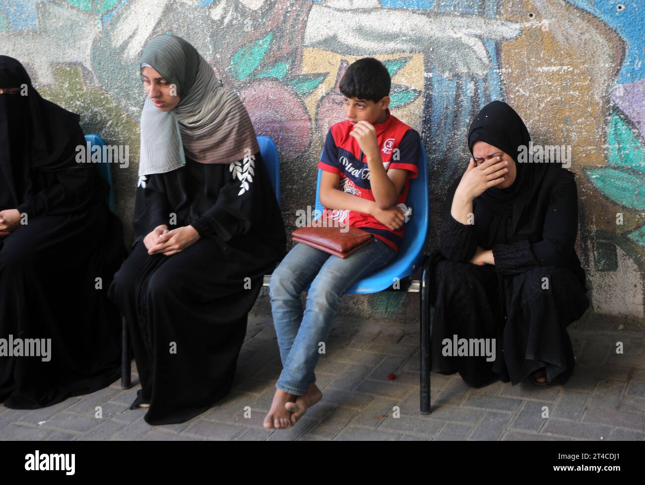 Rafah, Gaza. 29th Oct, 2023. Palestinian relatives of the eight members ...