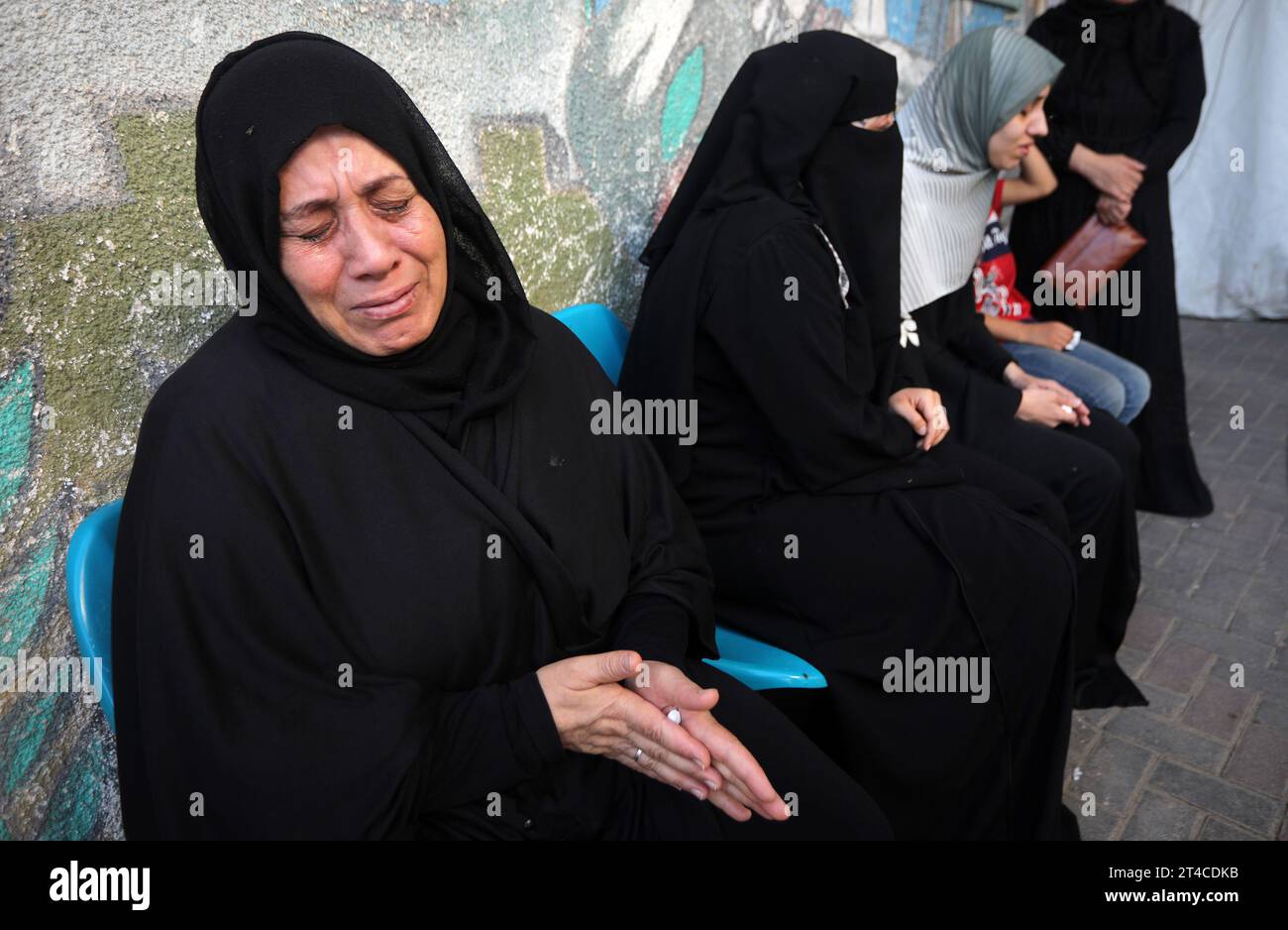 Rafah, Gaza. 29th Oct, 2023. Palestinian relatives of the eight members ...