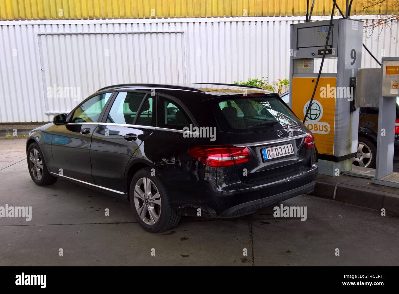 Jerusalem. 30th Oct, 2023. Globus SB-Warenhaus - Tankstelle mit ...