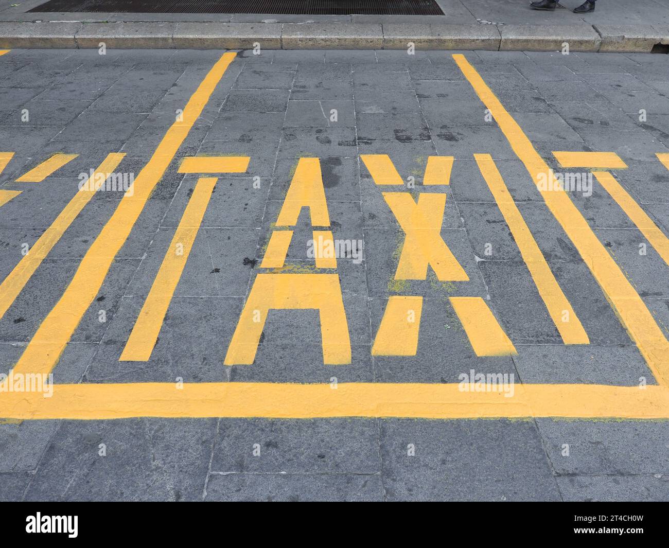 yellow taxi car park road marking sign Stock Photo - Alamy