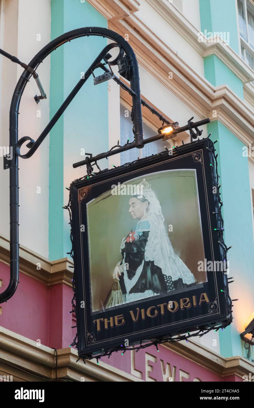 Queen victoria pub sign hi-res stock photography and images - Alamy