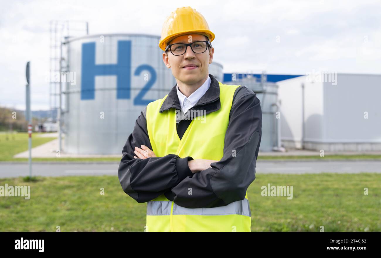 Engineer builder in yellow helmet hi-res stock photography and images ...