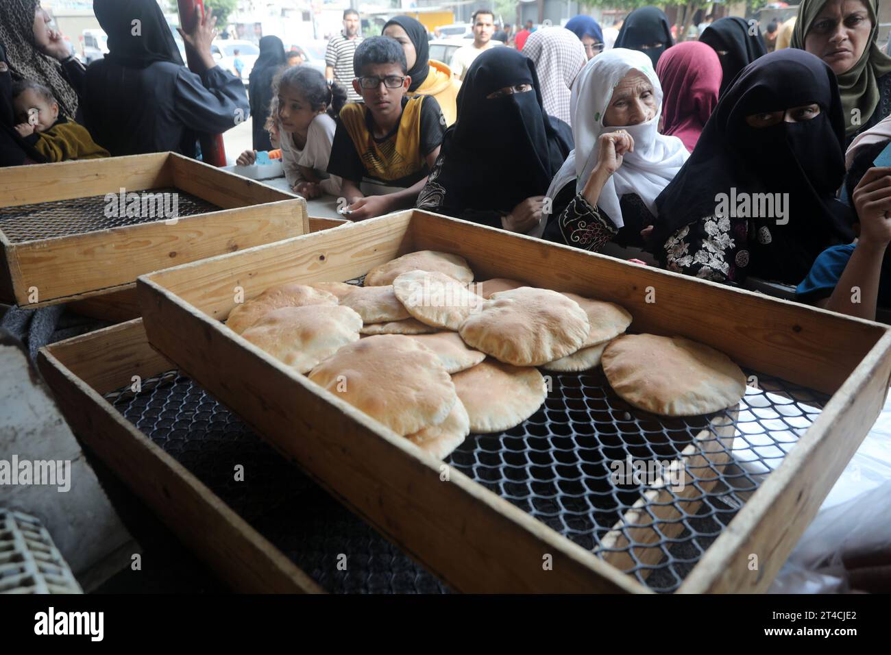 Rafah, Gaza. 28th Oct, 2023. Displaced Palestinians queue for bread ...