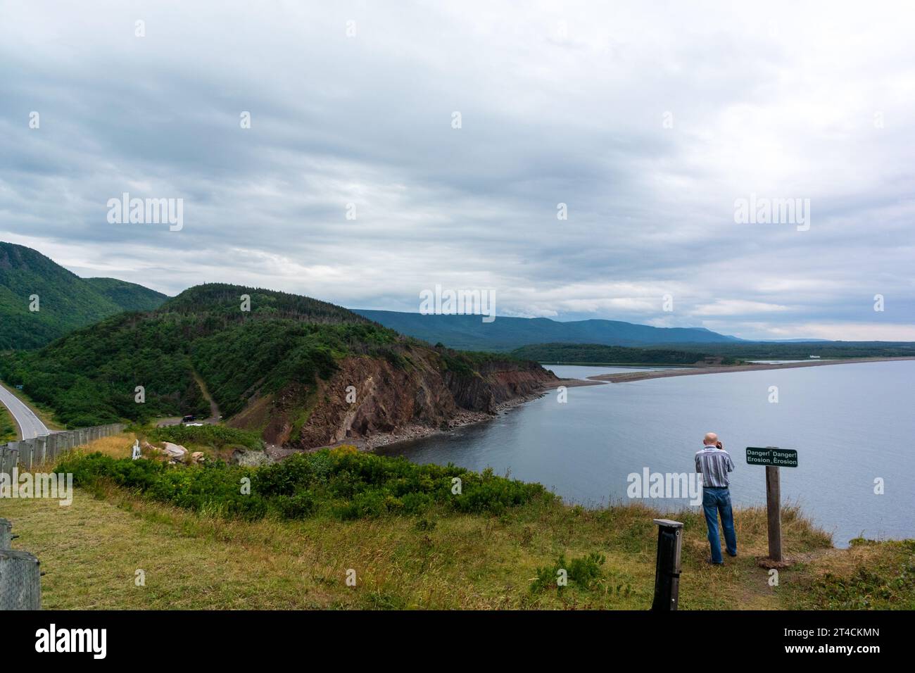 Person looking over a cliff hi-res stock photography and images - Alamy