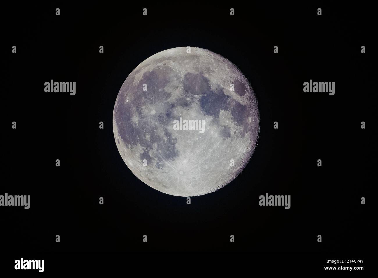 Der Erdmond kurz nach Vollmond. Mond *** The earth moon shortly after ...