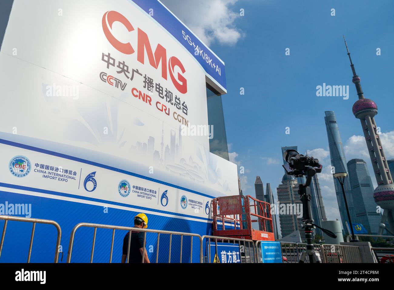 China Media Group (CMG) set up a simultaneous live broadcast studio at ...