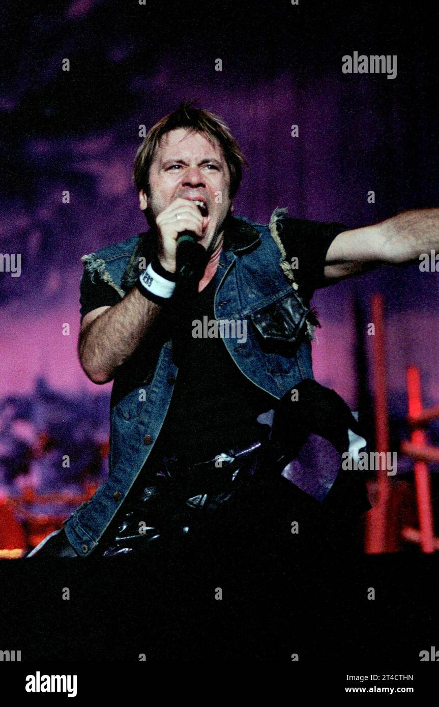 Bruce dickinson 2000 hi-res stock photography and images - Alamy