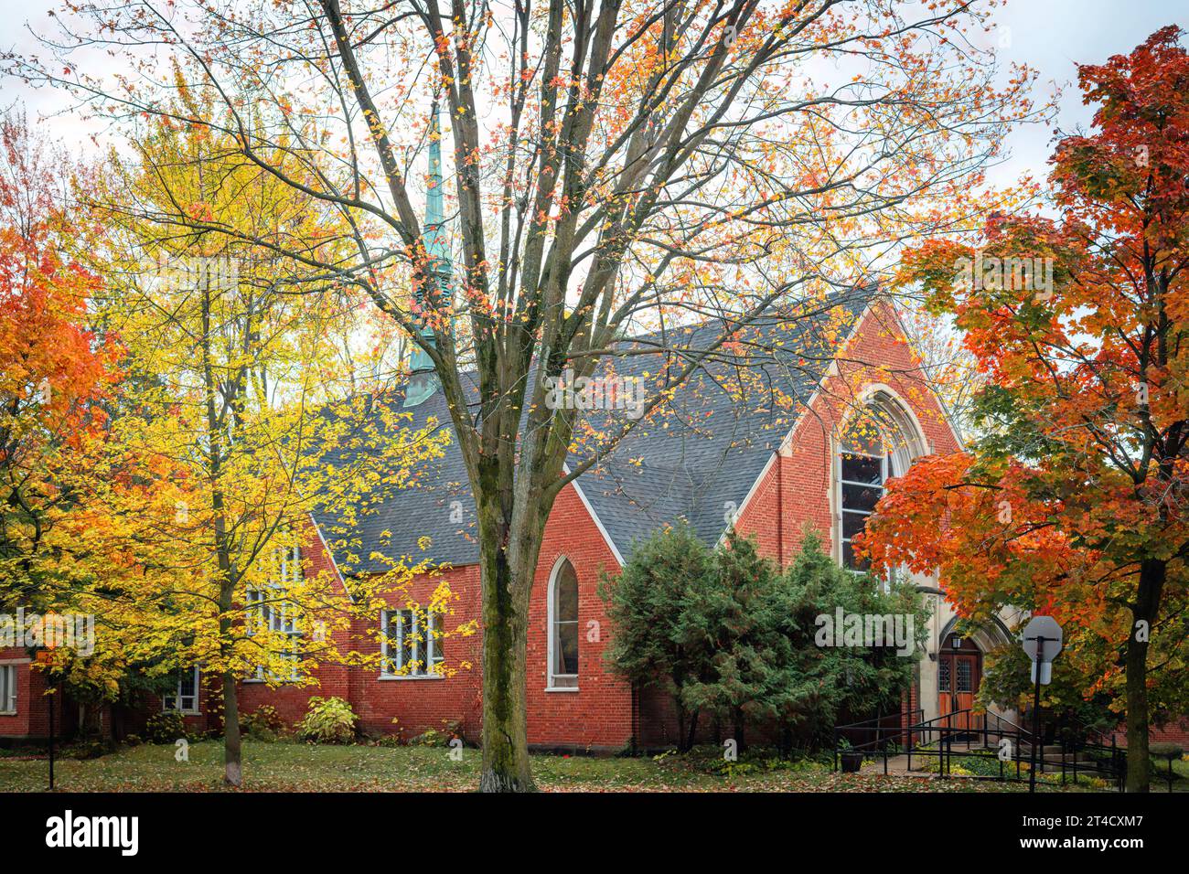 Churches with fall colors hi-res stock photography and images - Alamy