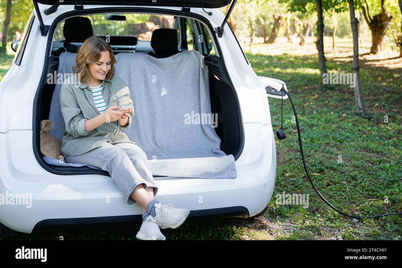 Online electric vehicle hi-res stock photography and images - Alamy