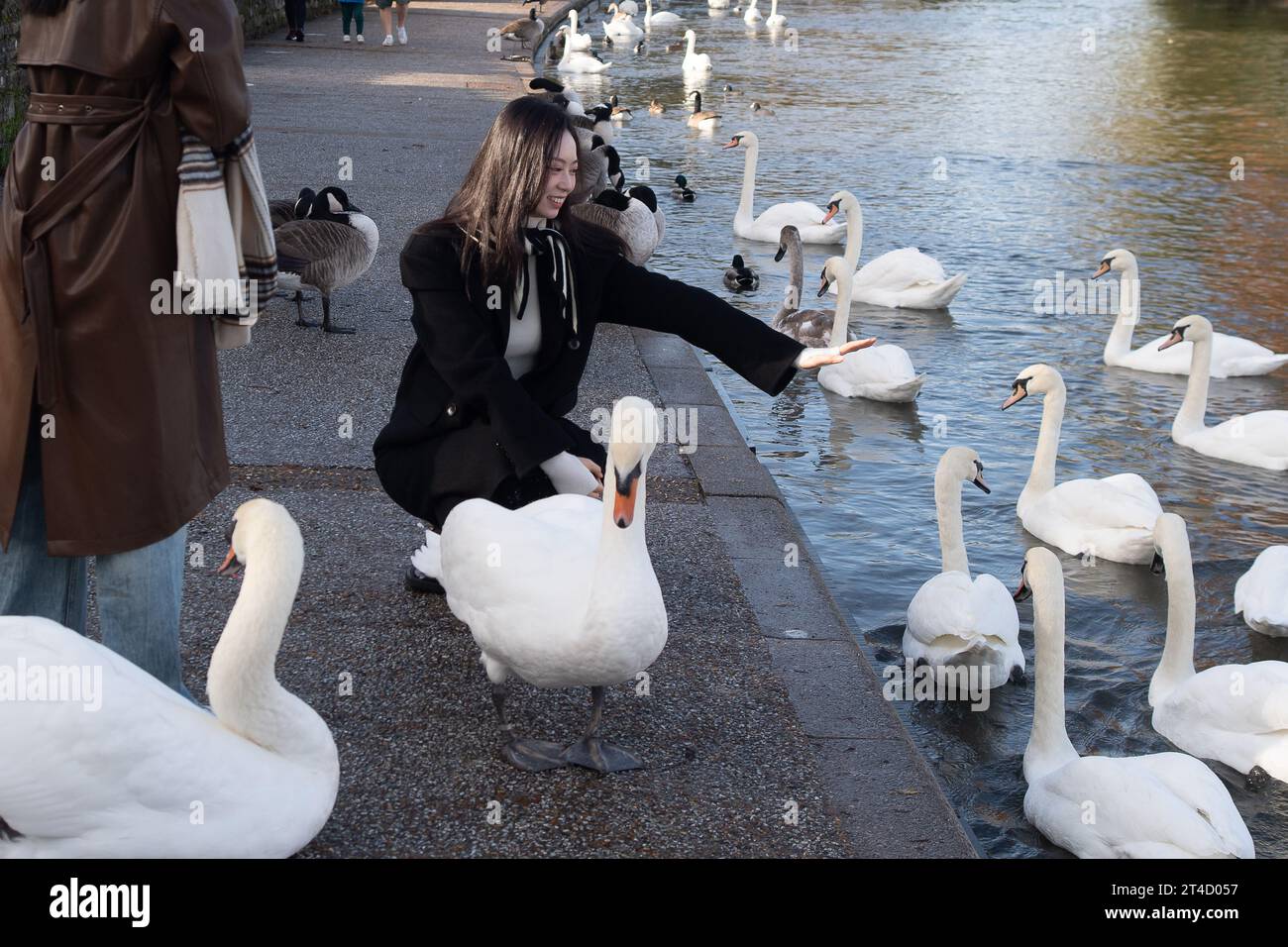 Windsor, Berkshire, UK. 30th October, 2023. Tourists stop to take ...