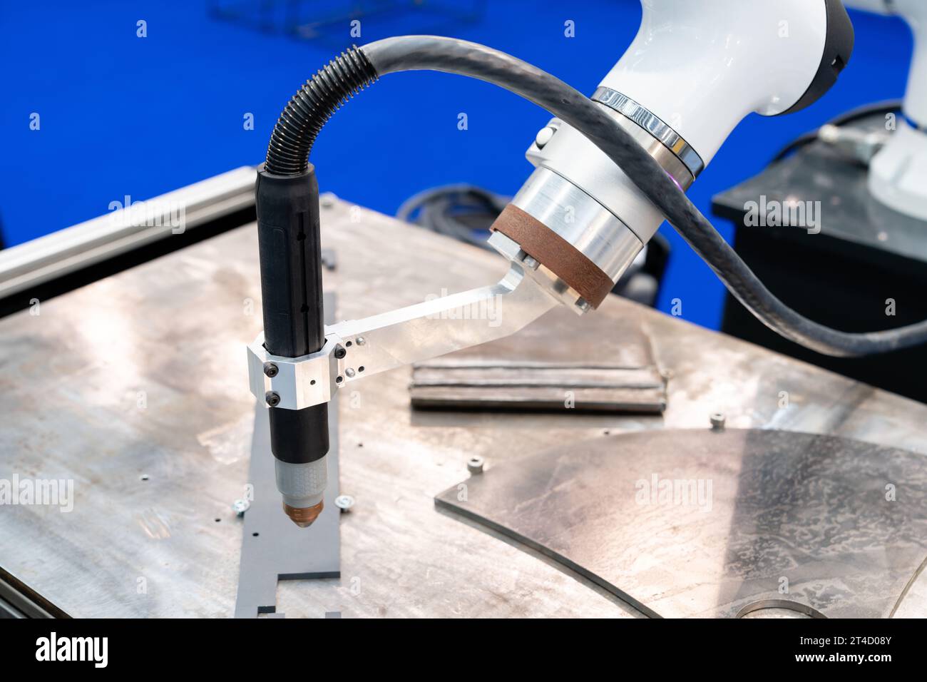 Automatic welding robot in a modern factory in operation Stock Photo - Alamy