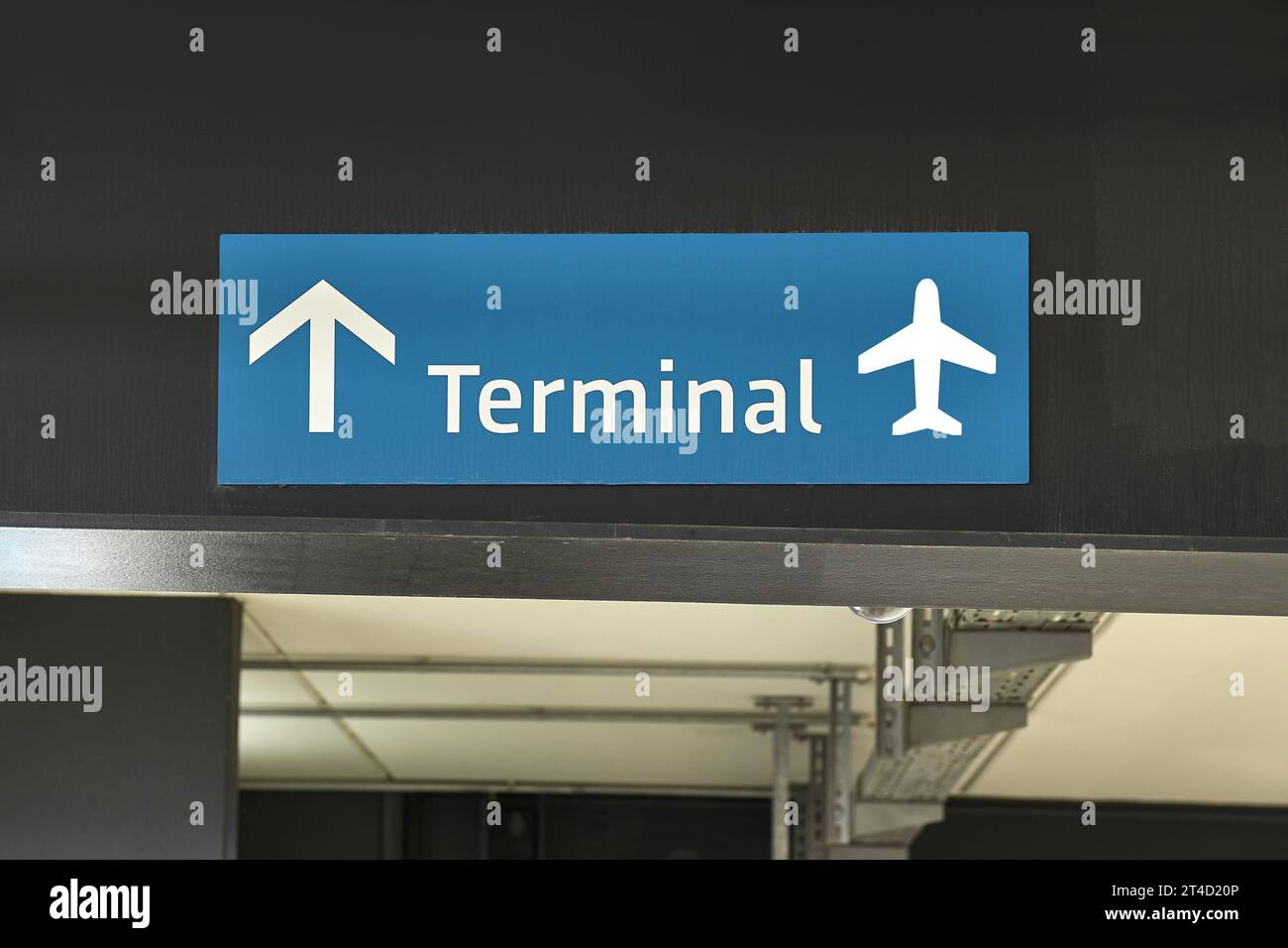 Airport terminal gates direction sign Stock Photo - Alamy