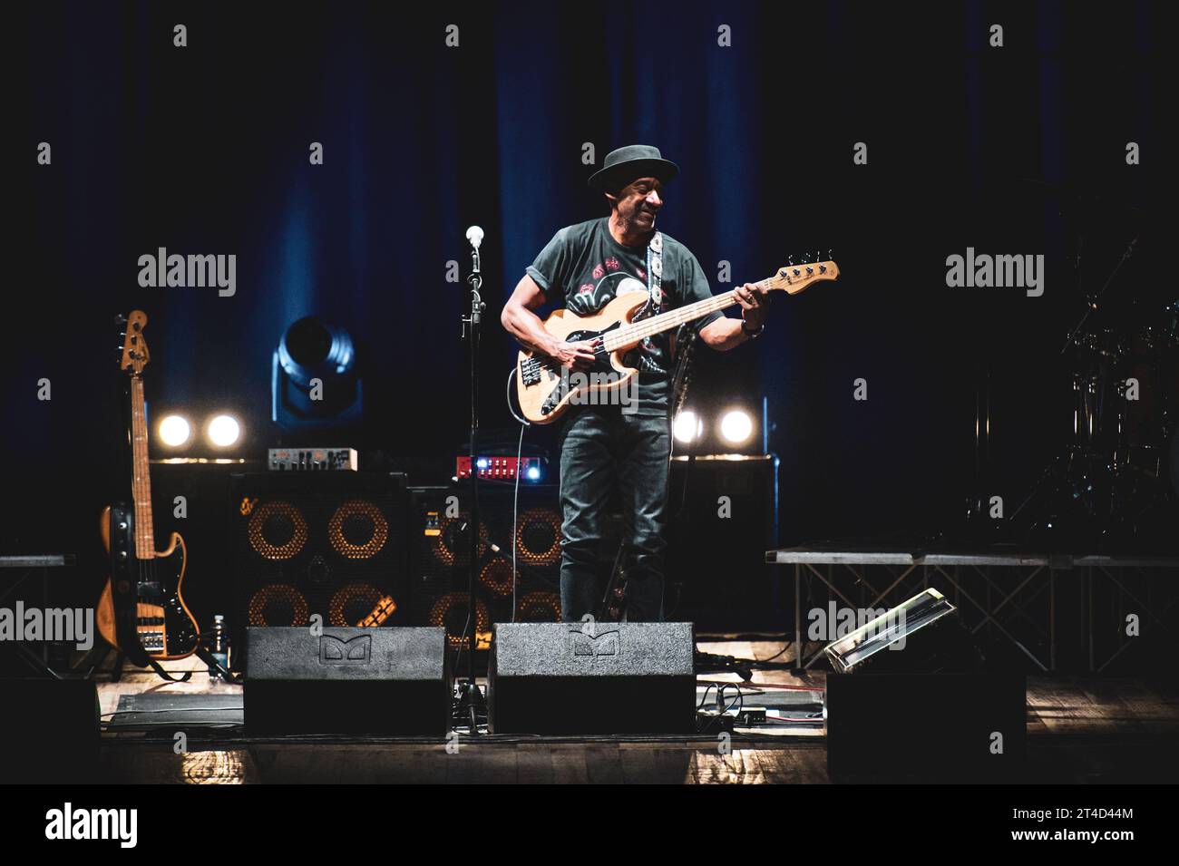 Sire v5 bass hi-res stock photography and images - Alamy