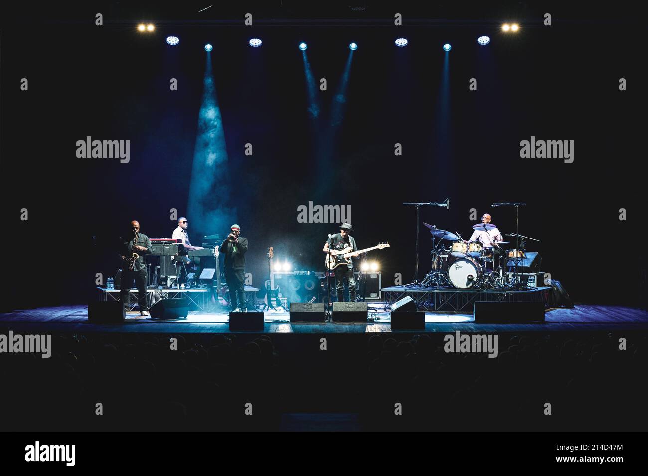 Sire v5 bass hi-res stock photography and images - Alamy