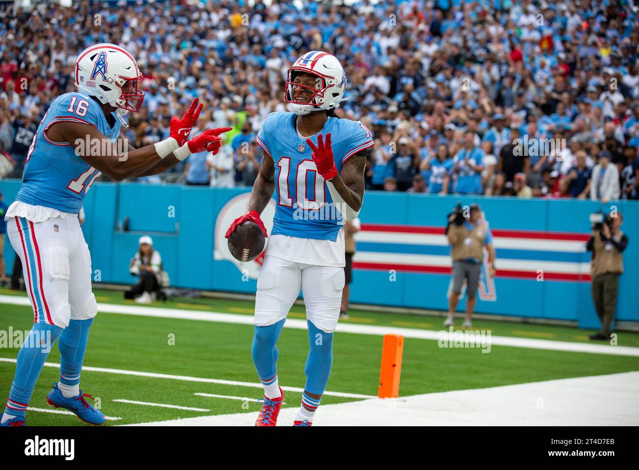 Nashville, USA. 29th Oct, 2023. Tennessee Titans wide receiver DeAndre Hopkins (10) scores a ...