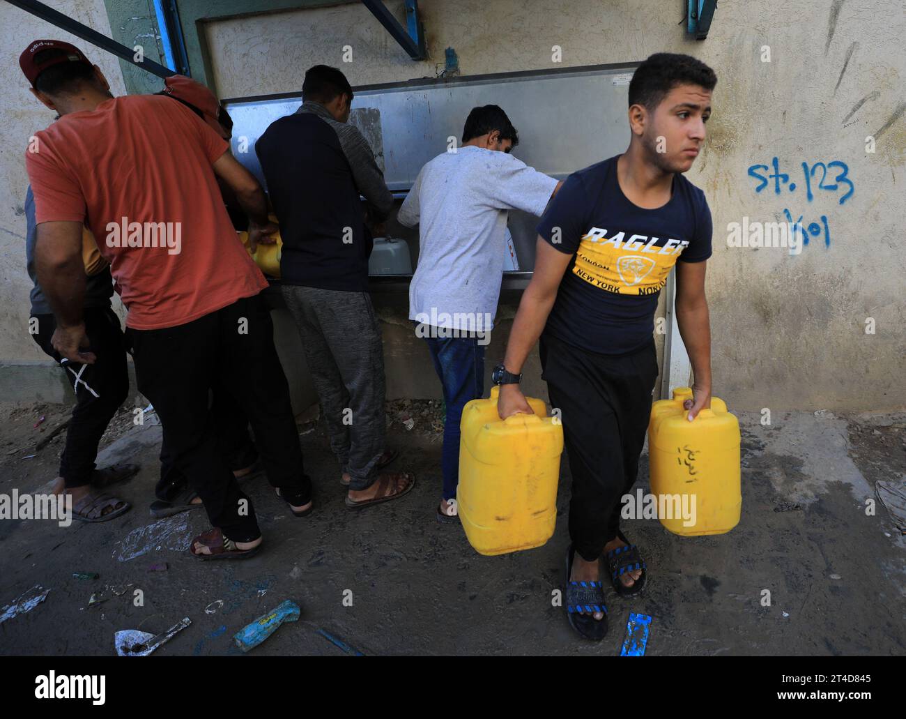 Gaza. 30th Oct, 2023. People fetch drinking water in the southern Gaza ...