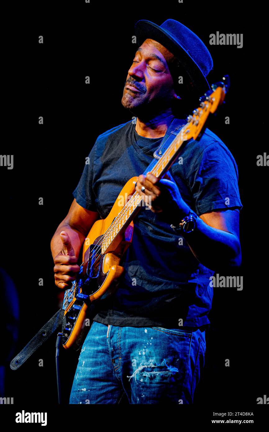 Macus miller guitar hi-res stock photography and images - Alamy