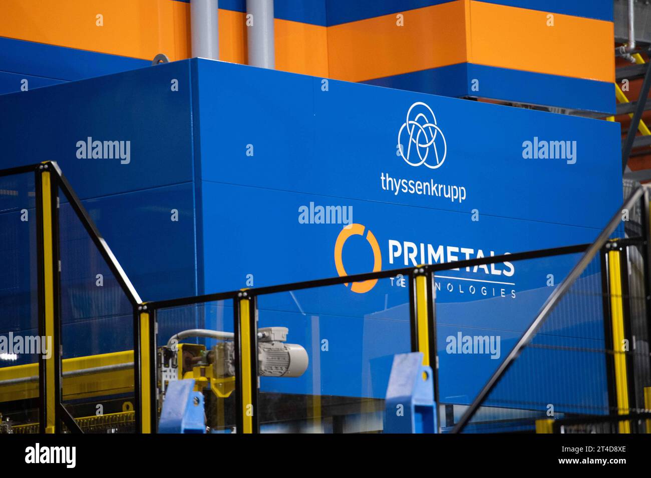 Ansicht der Anlage, mit den Logos von ThyssenKrupp und Primetals ...