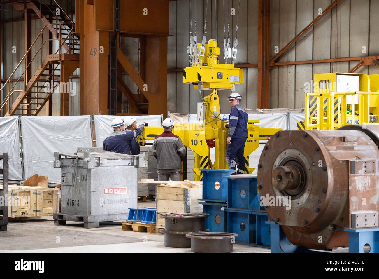 Stahlarbeiter arbeiten an einem Kran, Inbetriebnahme des neuen ...