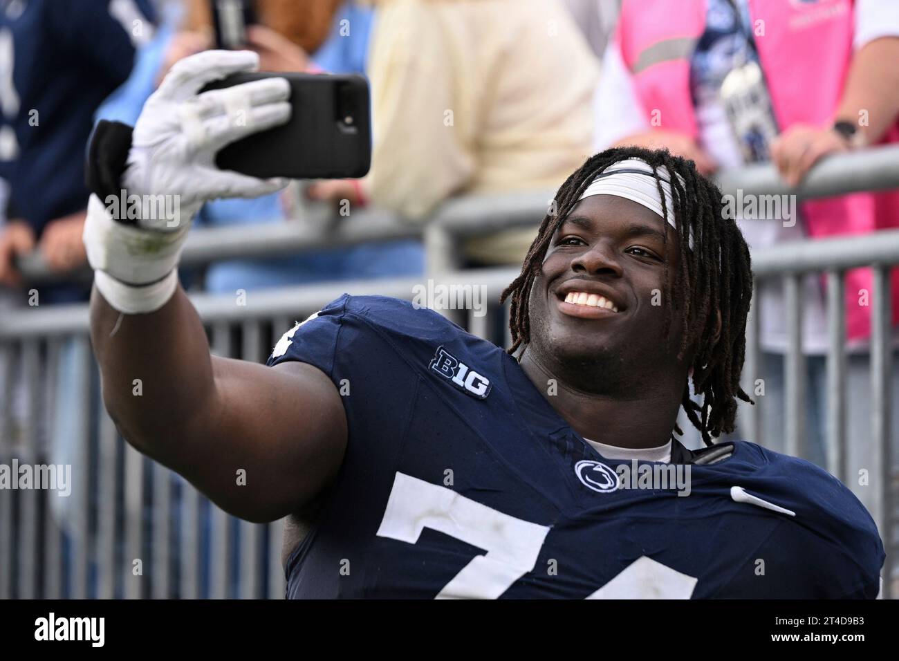 Penn State offensive lineman Olumuyiwa Fashanu (74) takes a selfie with ...