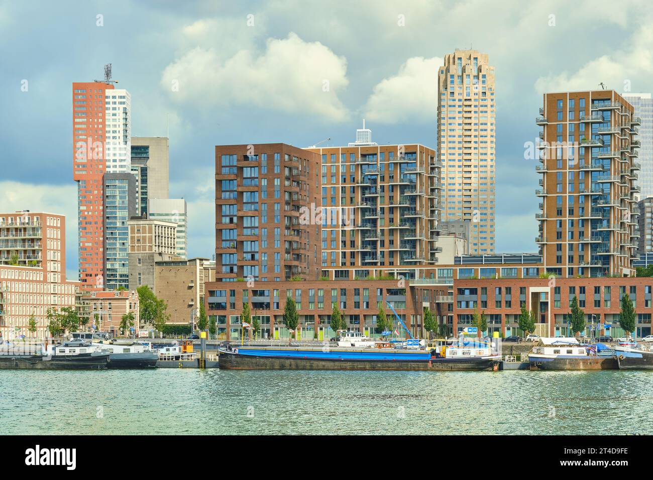 Hafen in Rotterdam schiffe und Frachter auf Wasser. im Hintergrund ...