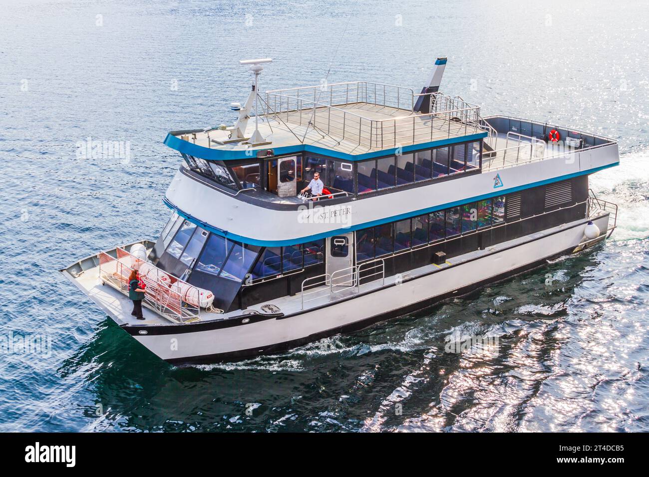 Tour boat picking up passengers from Volendam Cruise Ship for tour of ...
