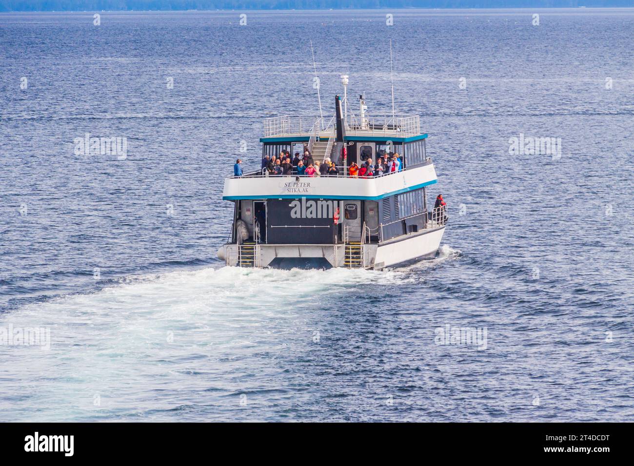Tour boat picking up passengers from Volendam Cruise Ship for tour of ...