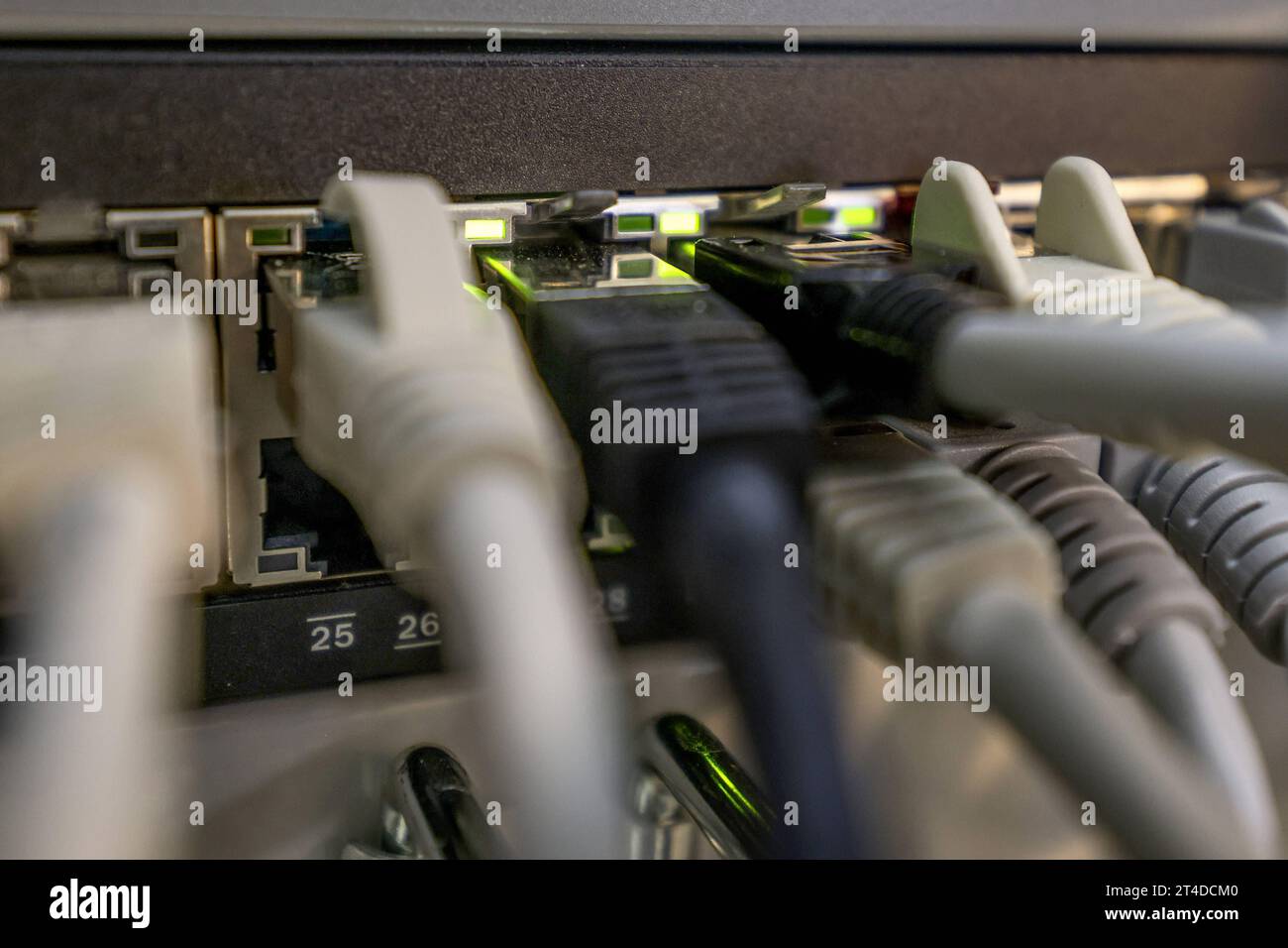 Symbolbild zum Thema IT, Hacker-Angriffe. Netzwerkverteiler IT am 30.10 ...