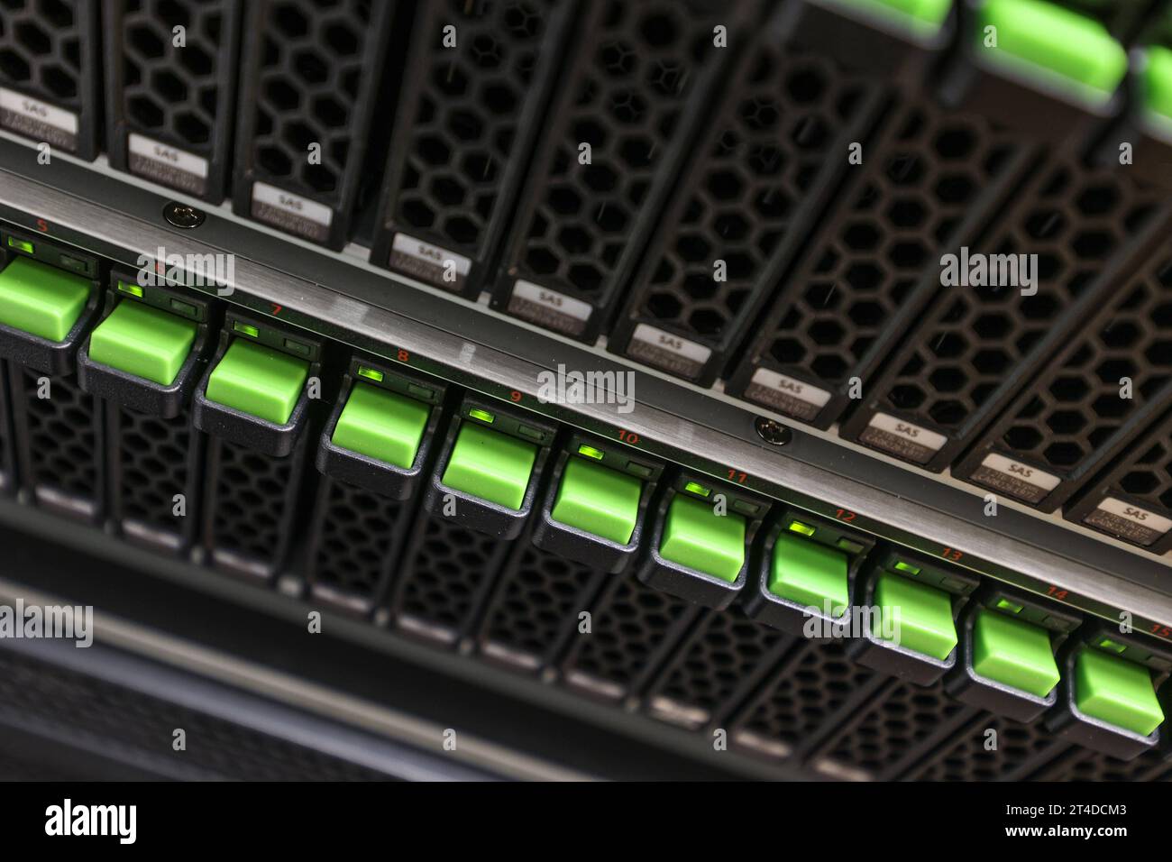 Symbolbild zum Thema IT, Hacker-Angriffe. Festplatten, SAN IT am 30.10. ...