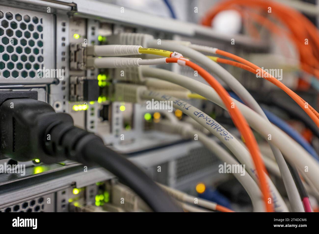 Symbolbild zum Thema IT, Hacker-Angriffe. Netzwerkverteiler ...