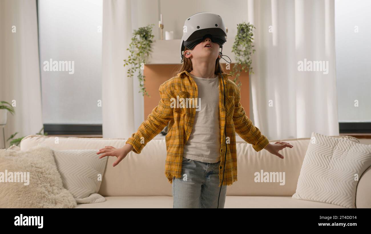Virtual reality tech animation girl hi-res stock photography and images ...