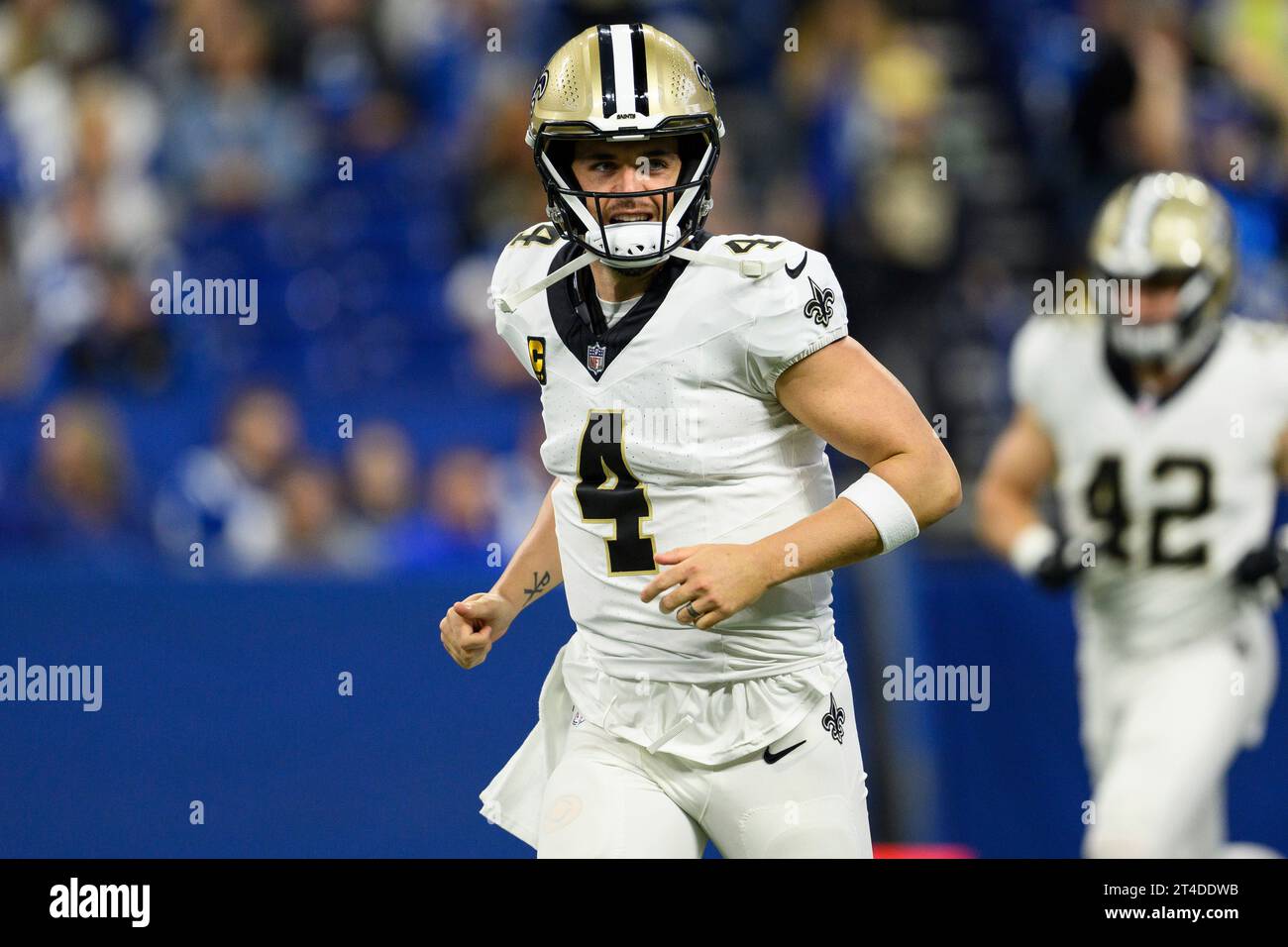 New Orleans Saints quarterback Derek Carr (4) warms up before an NFL ...