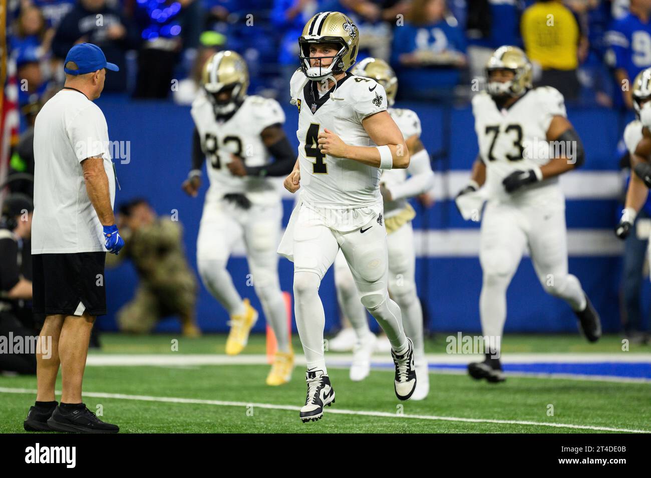 New Orleans Saints quarterback Derek Carr (4) warms up before an NFL ...