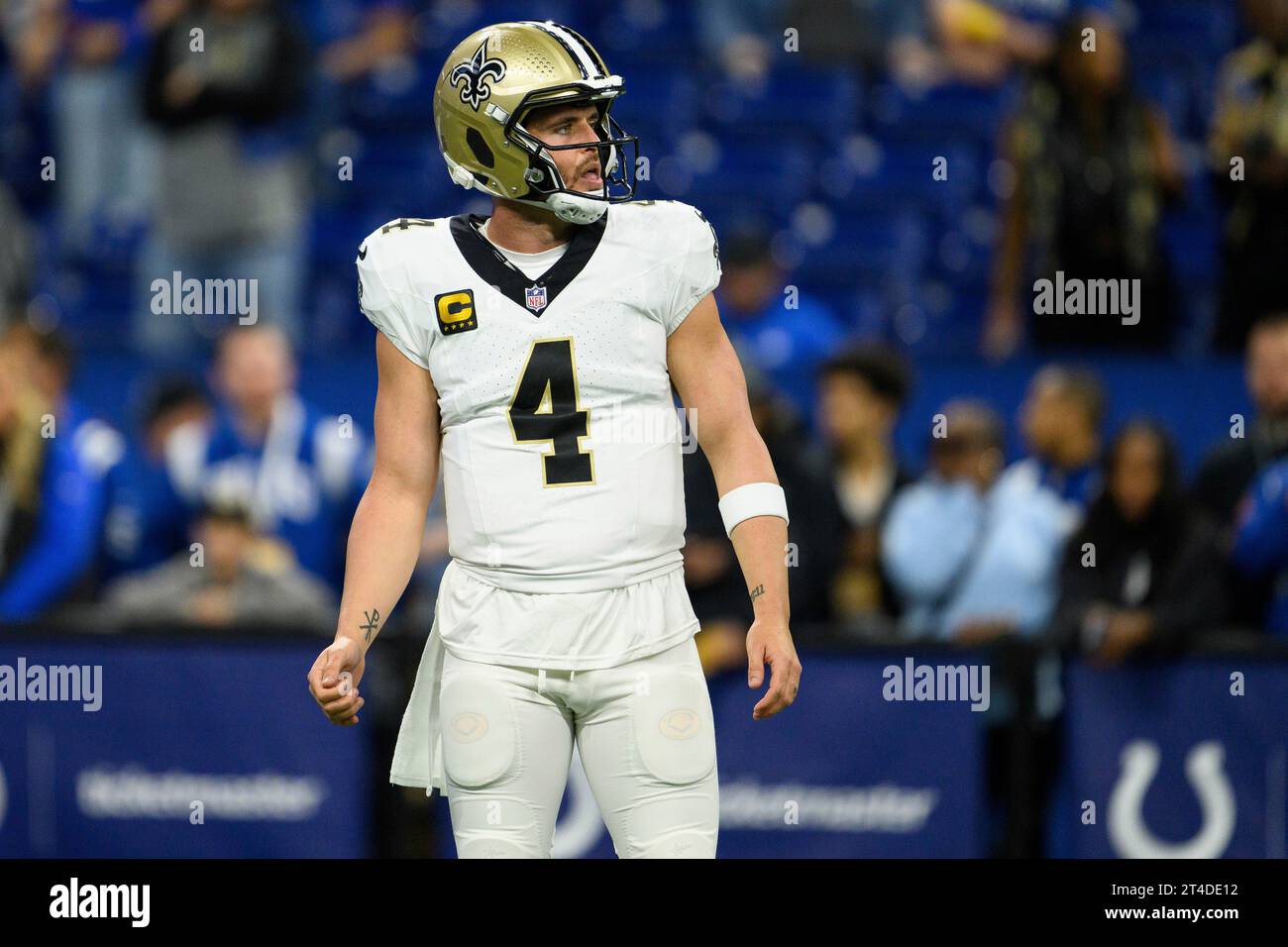 New Orleans Saints quarterback Derek Carr (4) warms up before an NFL ...