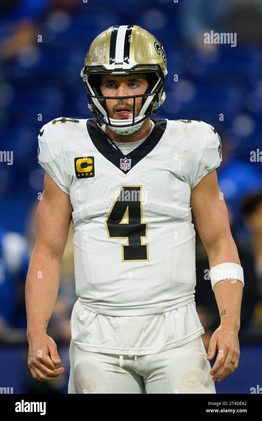 New Orleans Saints quarterback Derek Carr (4) warms up before an NFL ...