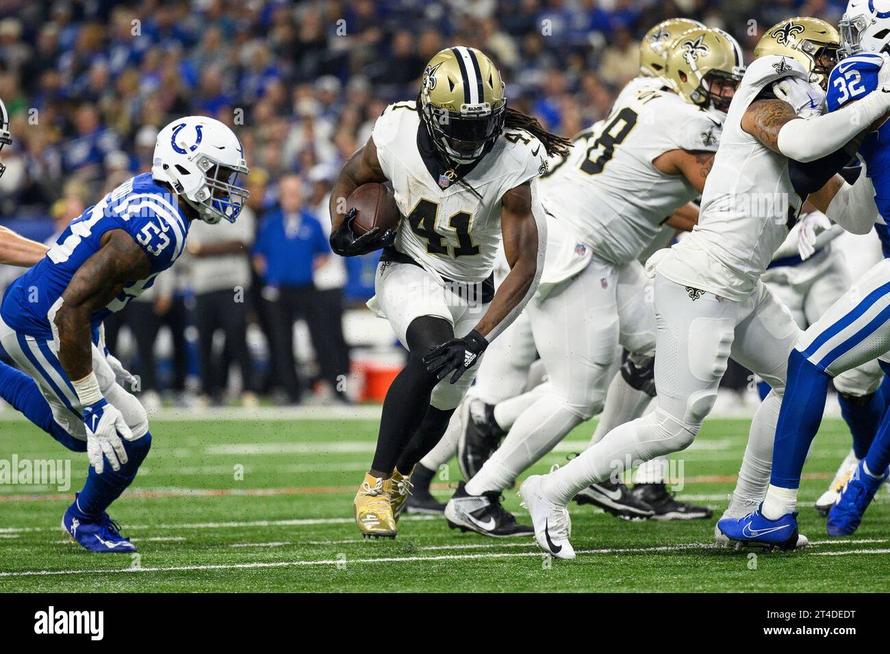 New Orleans Saints running back Alvin Kamara (41) runs up the middle ...