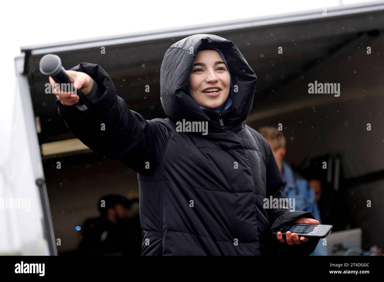 Fridays-For-Future-Aktivistin Elisa Bas spricht auf der ...