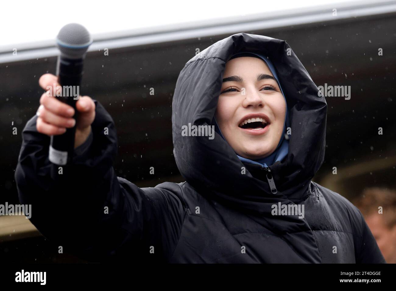 Fridays-For-Future-Aktivistin Elisa Bas spricht auf der ...