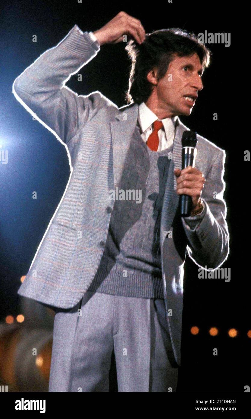 Stand up comedian 1980s hi-res stock photography and images - Alamy