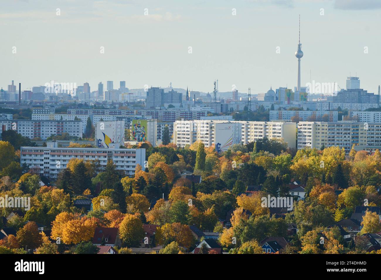Berlin im Herbstwetter Die berliner Skyline im Herbst mit dem ...