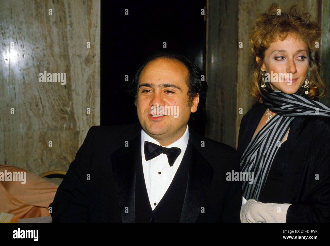 F2911 ;DANNY DEVITO WITH CAROL KANE 1986 ; Credit: Lynn Mcafee ...
